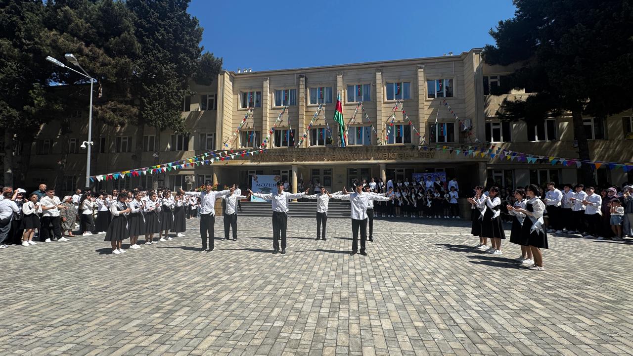 Humanitar fənlər təmayüllü məktəb-liseydə “Son zəng” tədbiri keçirilib ...