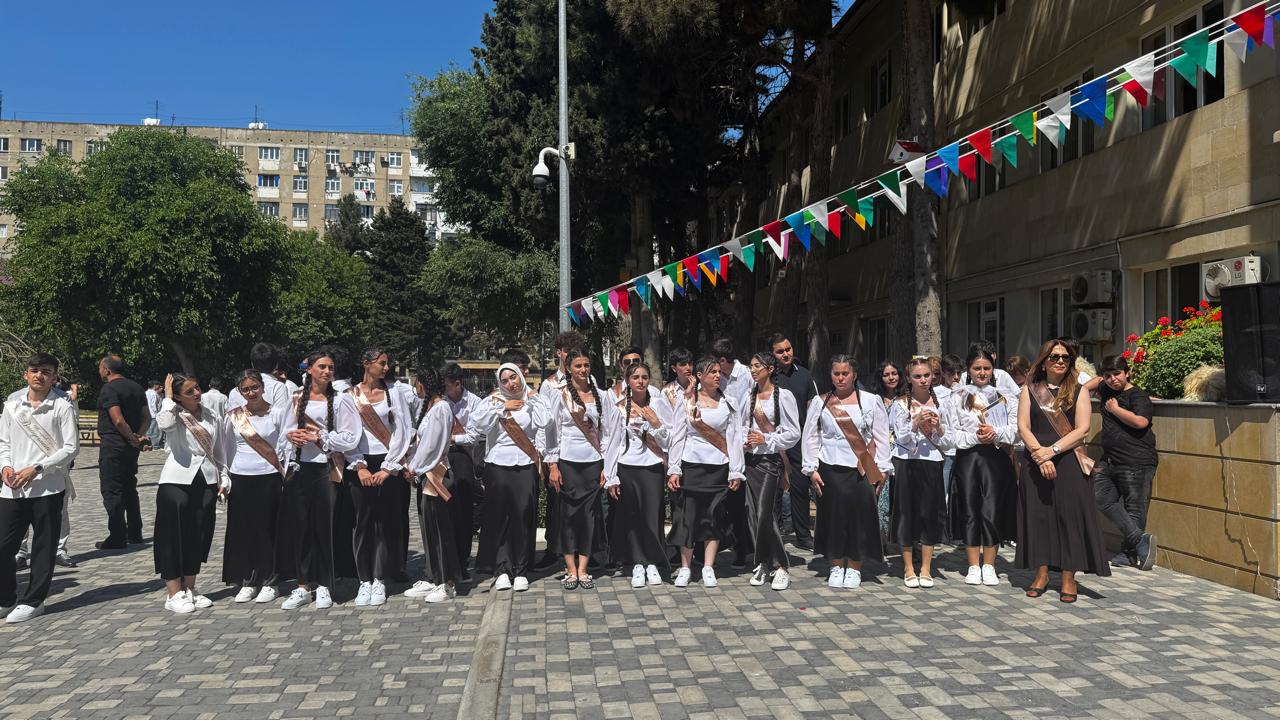 Humanitar fənlər təmayüllü məktəb-liseydə “Son zəng” tədbiri keçirilib ...