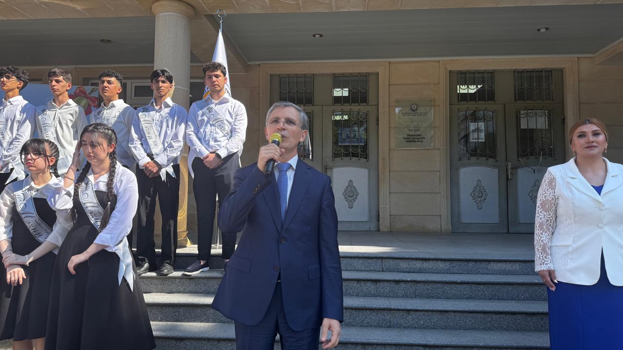Humanitar fənlər təmayüllü məktəb-liseydə “Son zəng” tədbiri keçirilib ...